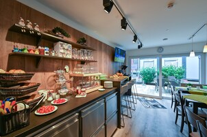 Café da manhã com buffet mediante uma taxa nos fins de semana