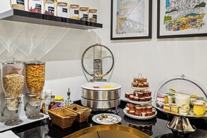 Café da manhã com buffet todos os dias (EUR 16 por pessoa) 