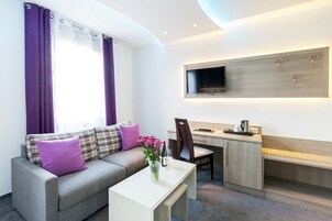 Quarto Triplo Superior | Sala de estar | TV de ecrã plano 