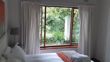 Suite Deluxe, 1 quarto | Secretária, Wi-fi grátis, roupa de cama fornecida