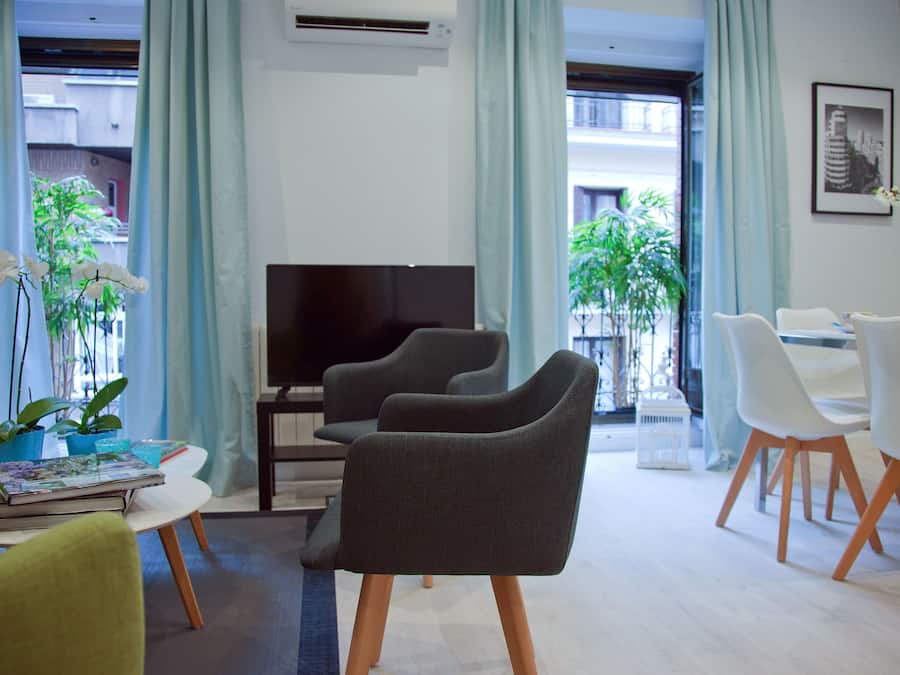 Apartamento, 2 quartos | Sala | TV de ecrã plano