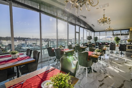 Café da manhã com buffet grátis todos os dias. SVEO BUSINESS HOTEL