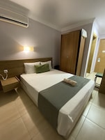 Quarto casal ou duplo conforto, 1 cama de casal ou 2 camas de solteiro | Individualmente decorados, escrivaninha, quartos à prova de som
