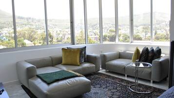 Apartamento de Luxo, 3 quartos | Sala | TV de ecrã plano