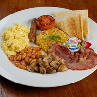 Prato de comida de café da manhã com ovos mexidos, salsichas, tomate grelhado, torradas, feijão, cogumelos e bacon.