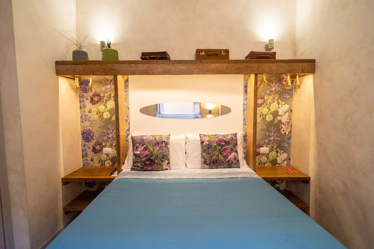 Quarto casal superior (Purple Room) | Lençóis italianos Frette, roupas de cama premium, edredons de pluma