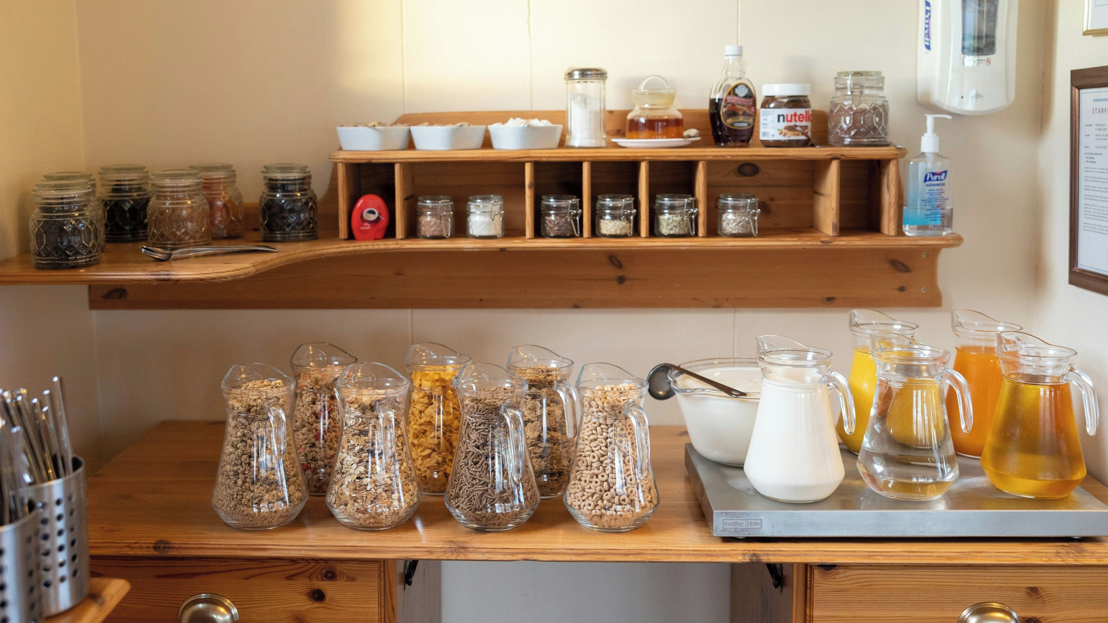 Uma bancada de cozinha com diversos alimentos e utensílios.