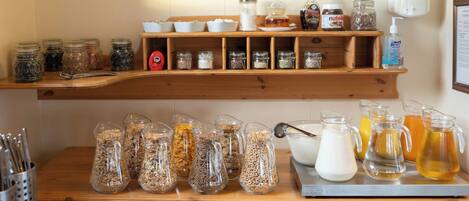 Uma bancada de cozinha com diversos alimentos e utensílios.