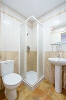 Quarto Triplo Básico | Casa de banho | Um polibã, artigos de higiene pessoal grátis, toalhas fornecidas 