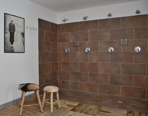 Um polibã, artigos de higiene pessoal grátis, um secador de cabelo