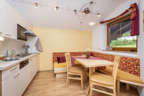 Apartamento clássico, sacada | Cozinha compartilhada | Geladeira, micro-ondas, cooktop, lava-louças