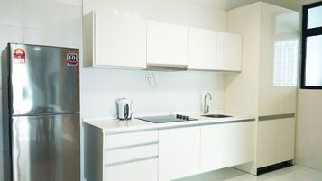 Apartamento de Luxo, 3 quartos, Vista para a cidade | Cozinha privada | Um frigorífico/congelador grande, uma placa de cozinha