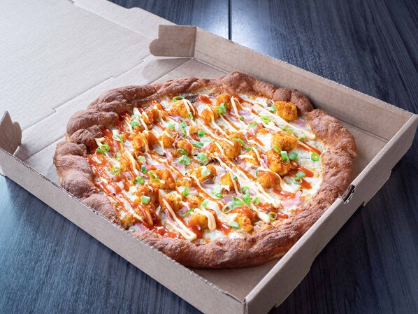 Uma pizza em uma caixa de papelão.