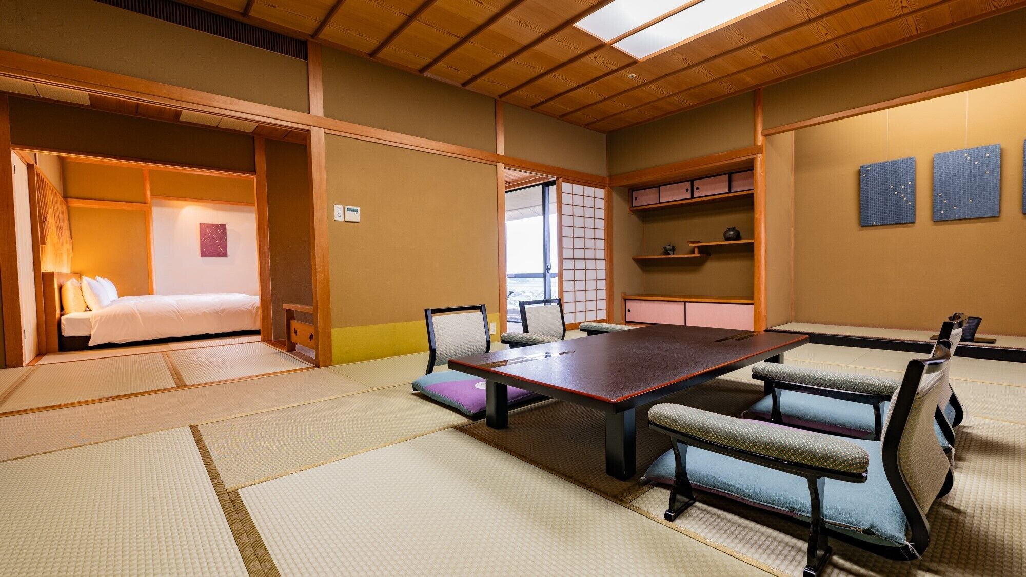 Quarto tradicional japonês com tatames, uma mesa baixa e assentos.