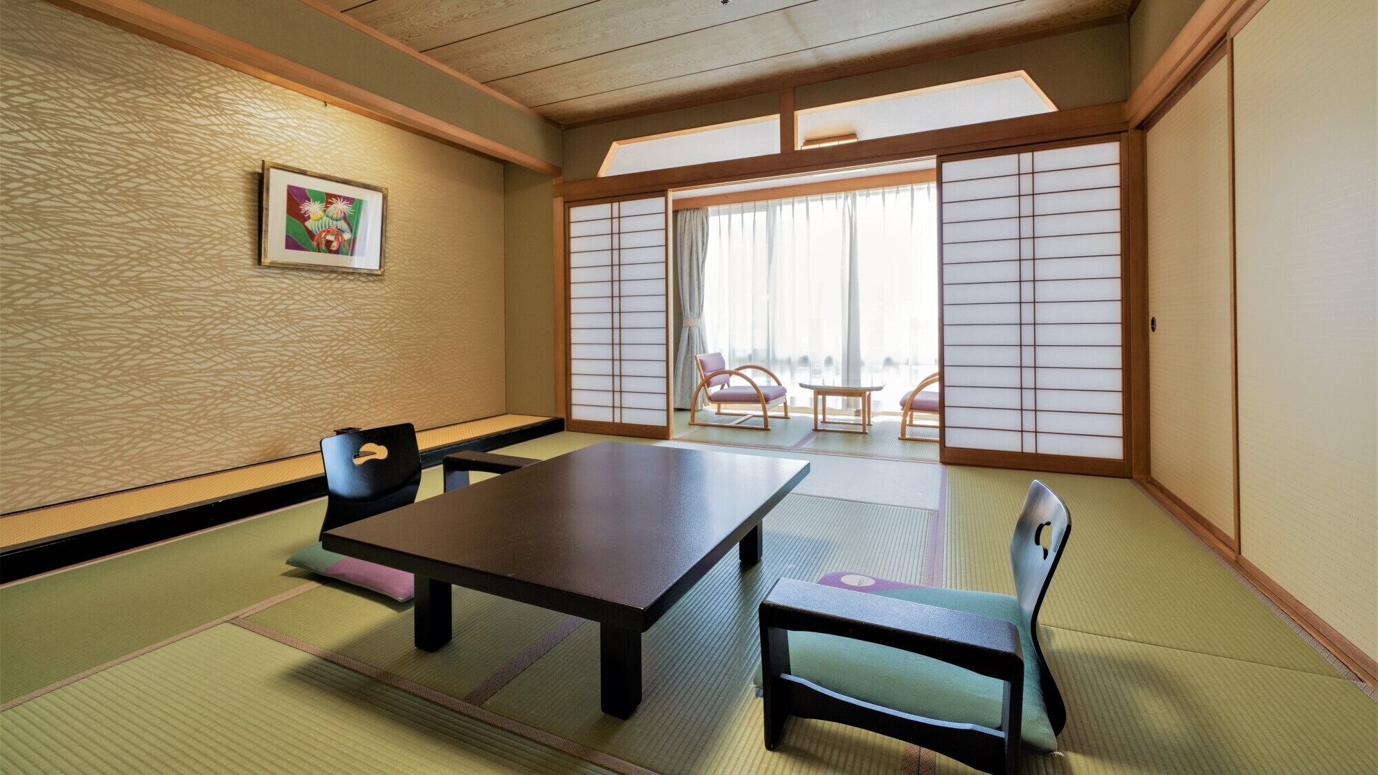 Um quarto japonês tradicional com piso de tatame, uma mesa baixa e biombos shoji.