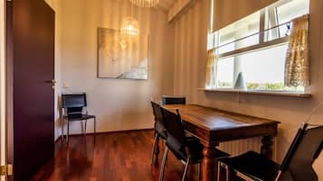 Apartamento de Luxo, 1 quarto, vista para o rio, junto ao mar | Kitchenette privada | Um frigorífico, um micro-ondas, um forno, uma placa de cozinha
