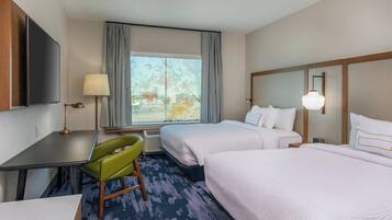 Escrivaninha, cortinas blackout, quartos à prova de som