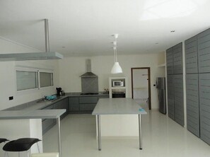 Apartamento, 4 quartos | Cozinha privada | Geladeira, micro-ondas, fogão, cooktop