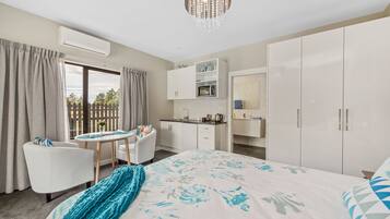 Suite-Estúdio Deluxe, 1 cama queen-size, vista para a piscina (The Lomond) | Minibar, quartos insonorizados, ferro/tábua de engomar, Wi-fi grátis