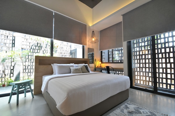 Quarto premium, 1 cama King, vista para o jardim | Escrivaninha, ferros/tábuas de passar roupa, Wi-Fi de cortesia