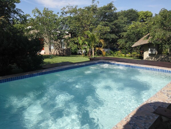 Piscina externa, espreguiçadeiras