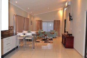 Suíte família, 2 quartos, vista para o jardim, no jardim | Individualmente mobiliados, escrivaninha