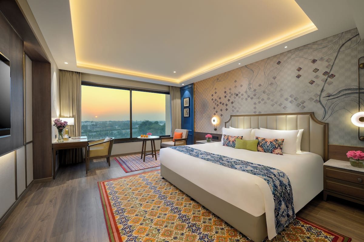 Quarto luxo, 1 cama King | Frigobar, cofres nos quartos, escrivaninha, cortinas blackout