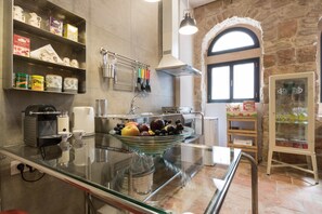Apartamento de Luxo | Cozinha privada | Um frigorífico/congelador grande, um micro-ondas, uma placa de cozinha 