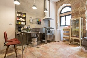 Apartamento de Luxo | Cozinha privada | Um frigorífico/congelador grande, um micro-ondas, uma placa de cozinha 