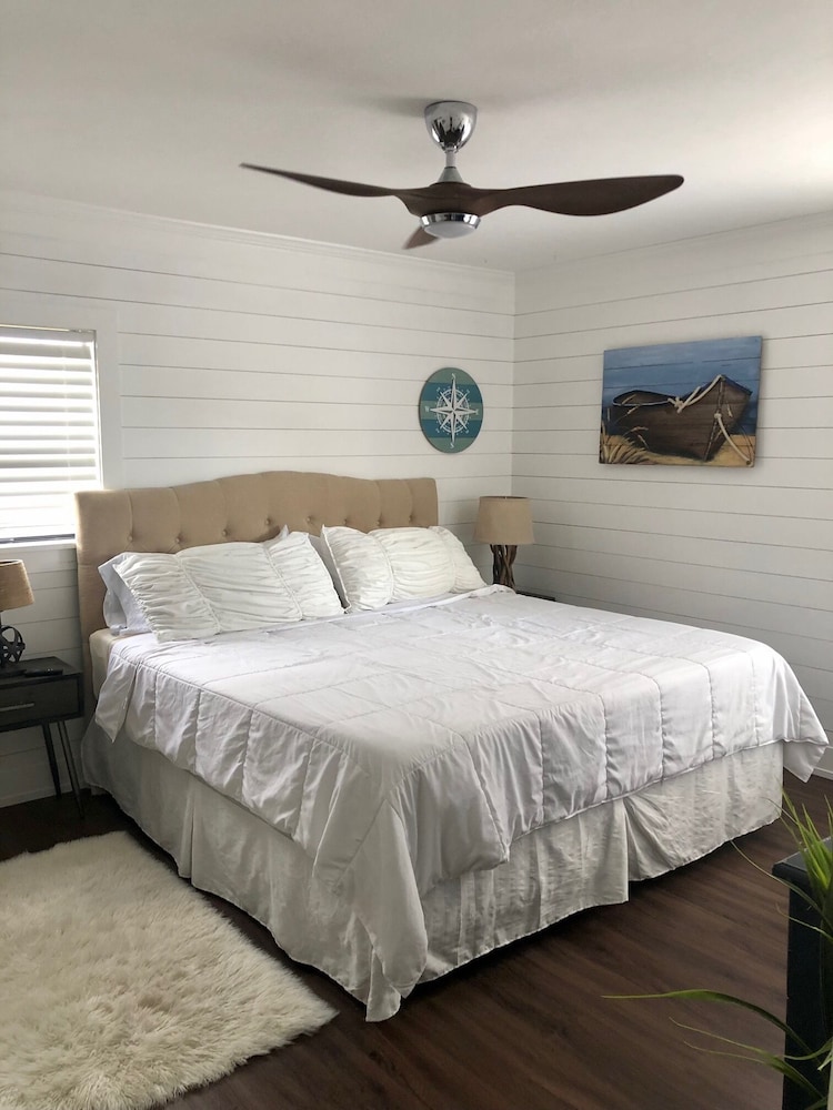 2 Miles From The Beach! Resort Style Backyard, Pool, Private Tiki Bar & Spa - Bonita Springs, FL