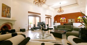 Villa de Luxo, 5 quartos | Sala | TV de ecrã plano, lareira, leitor de DVD 