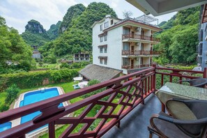 Quarto Twin Clássico, vista para a piscina | Terraço/pátio interior