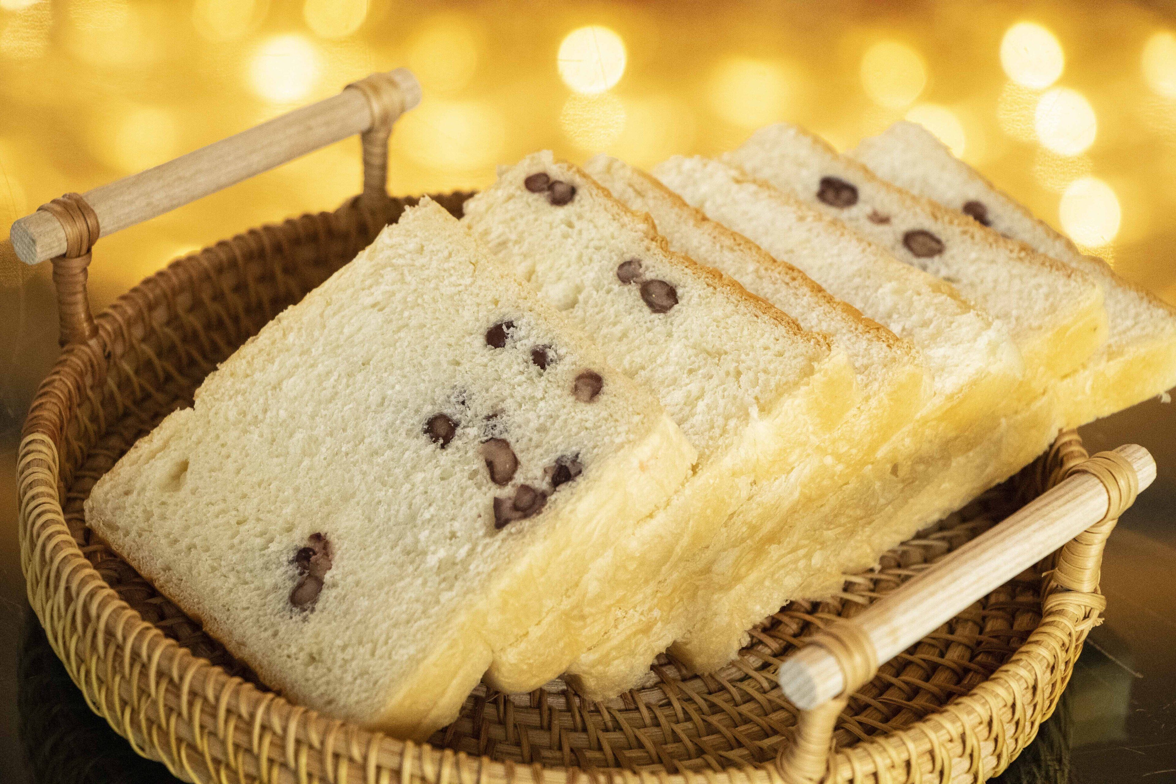 Cesta com fatias de pão branco com gotas de chocolate.