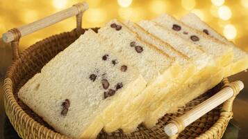 Cesta com fatias de pão branco com gotas de chocolate.