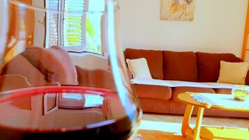 Apartamento, 1 quarto, vista para o mar | Refeições no quarto