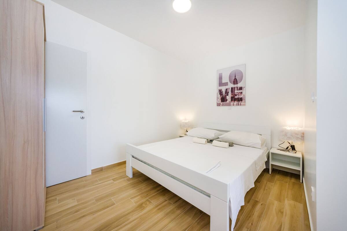 Apartamento Superior, 1 quarto, terraço, vista para o mar | Secretária, Wi-fi grátis, roupa de cama fornecida