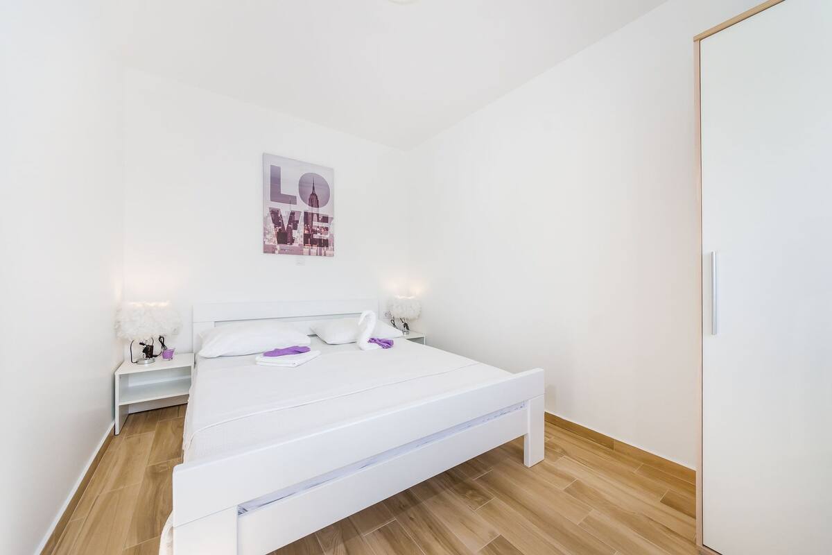 Apartamento Superior, 1 quarto, terraço | Secretária, Wi-fi grátis, roupa de cama fornecida