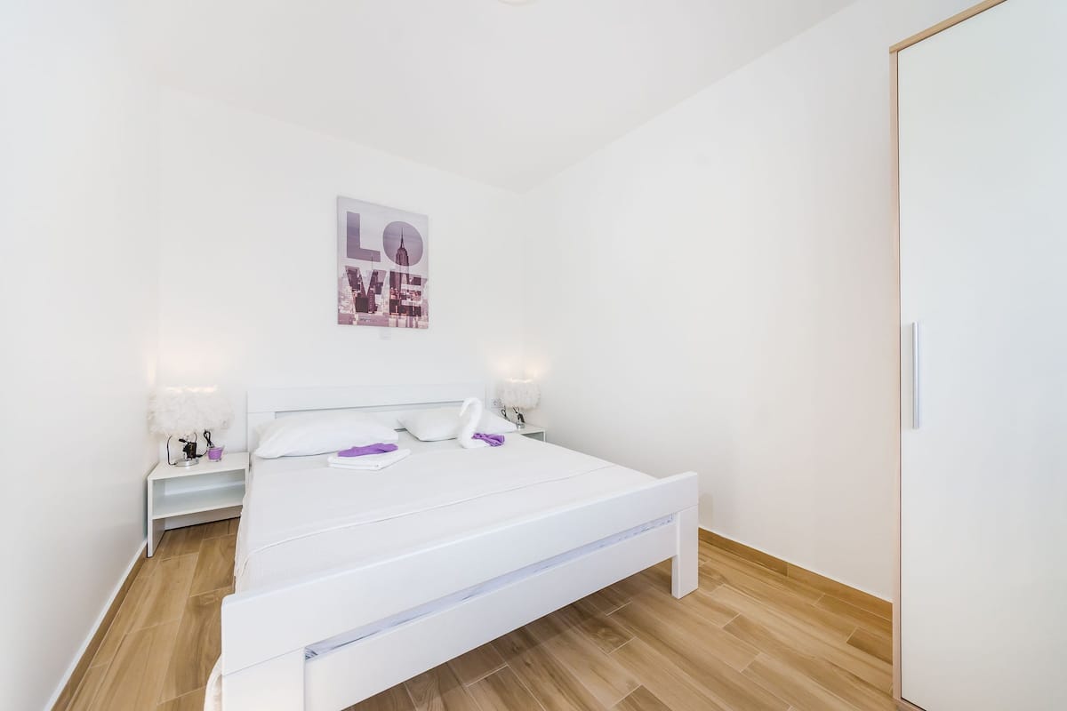 Apartamento Superior, 1 quarto, terraço | Secretária, Wi-fi grátis, roupa de cama fornecida