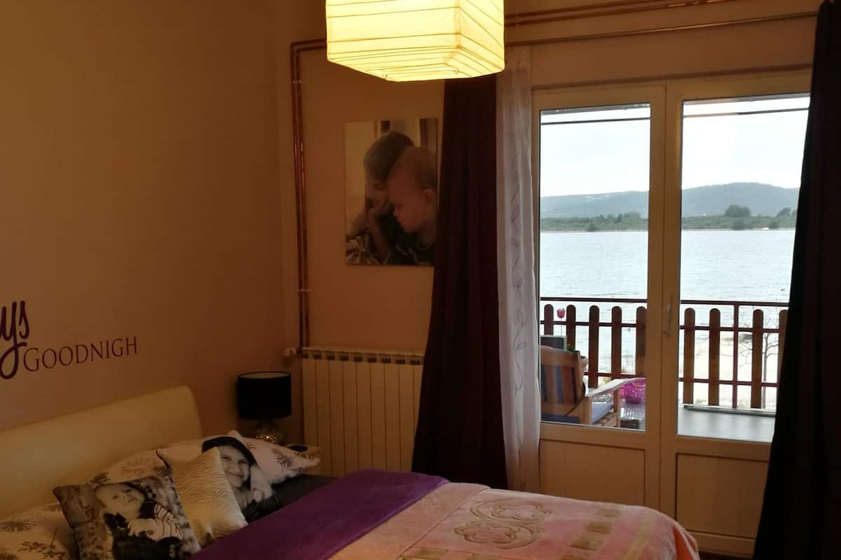 Apartamento Superior, 2 quartos, varanda, vista para o mar | Secretária, Wi-fi grátis, roupa de cama fornecida