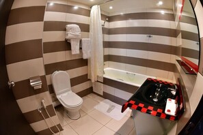 Uma banheira de imersão total, artigos de higiene pessoal grátis 