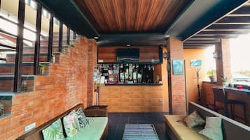 Serve café da manhã, almoço e jantar