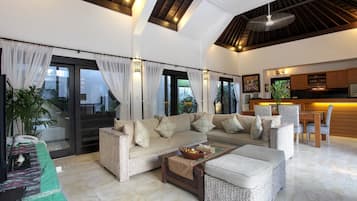 Um frigorífico, um micro-ondas, uma placa de cozinha