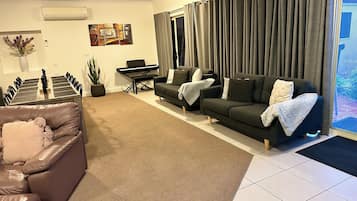 Casa família, vários quartos | Área de estar | TV LED 50 polegadas com canais digitais, TV
