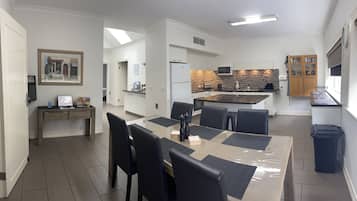 Casa família, vários quartos | Cozinha privada | Geladeira grande, micro-ondas, fogão, cooktop