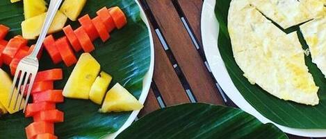 Três pratos de comida sobre uma mesa.