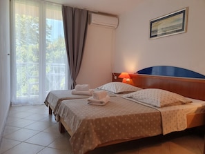 Quarto Duplo Comfort, 1 quarto, varanda, vista para o mar | Ferro/tábua de engomar, berços/camas para crianças, Wi-fi 