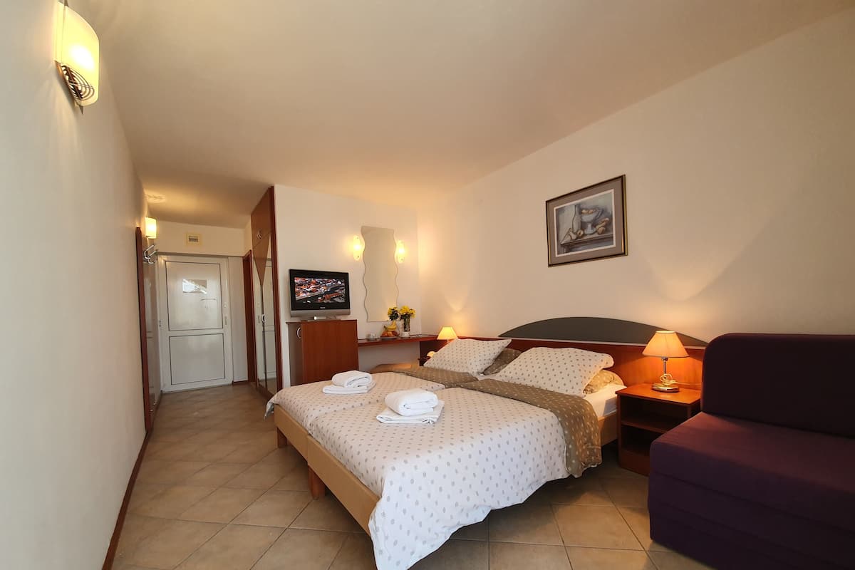 Quarto triplo, sacada, vista para o mar | Ferros/tábuas de passar roupa, berços (sobretaxa), Wi-Fi, roupa de cama