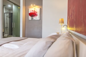 Quarto casal luxo, sacada | Roupas de cama premium, frigobar, escrivaninha, quartos à prova de som