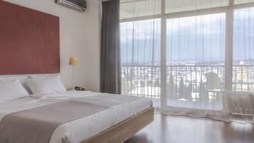 Quarto Duplo Deluxe, varanda | Roupa de alta qualidade, minibar, secretária, quartos insonorizados