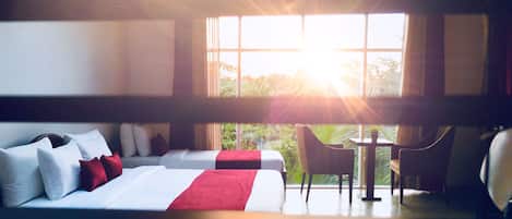 Suite Superior, várias camas, varanda, vista para o lago | 1 quarto, roupa de alta qualidade, Wi-fi grátis